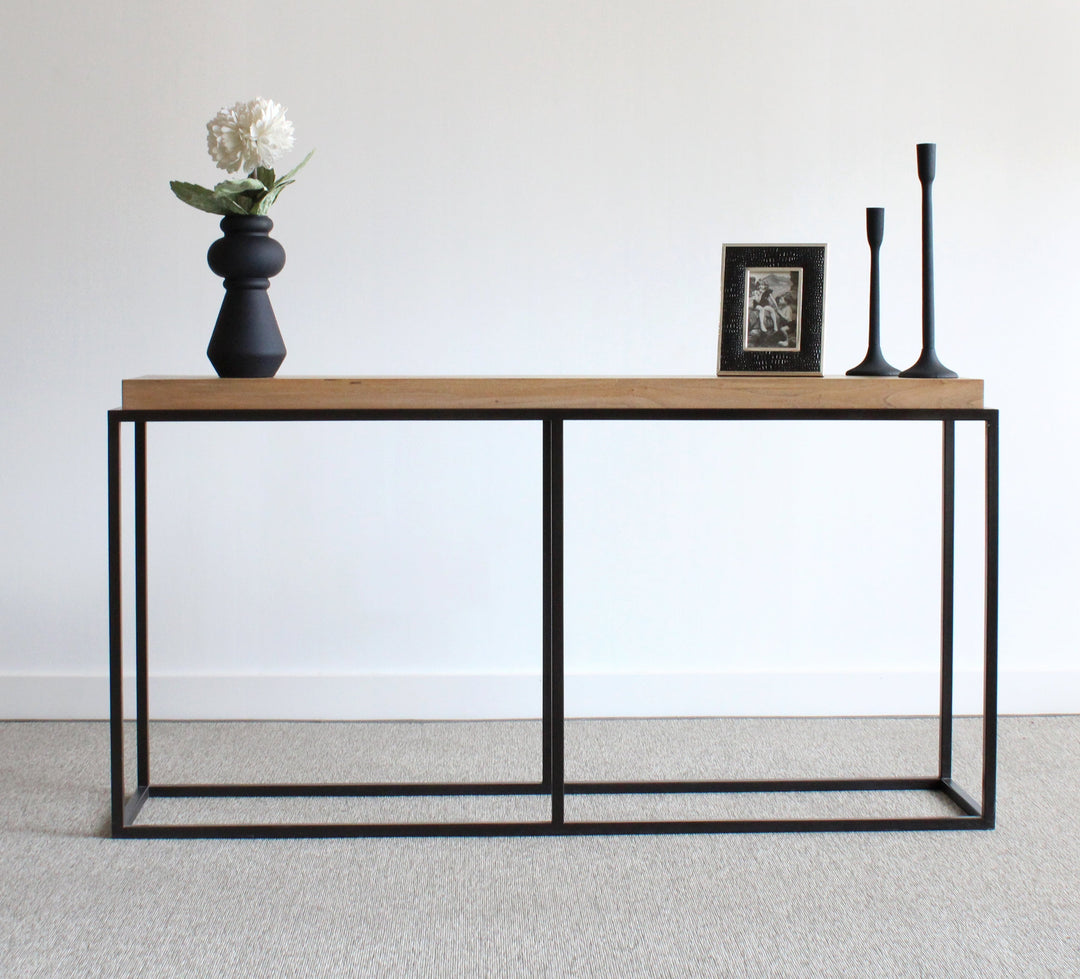 Consola Bristol – Gloss & Raffles