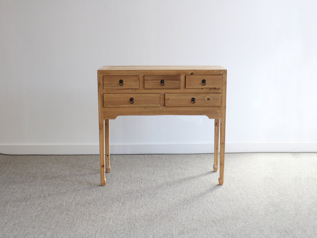 Consola Kuta – Gloss & Raffles