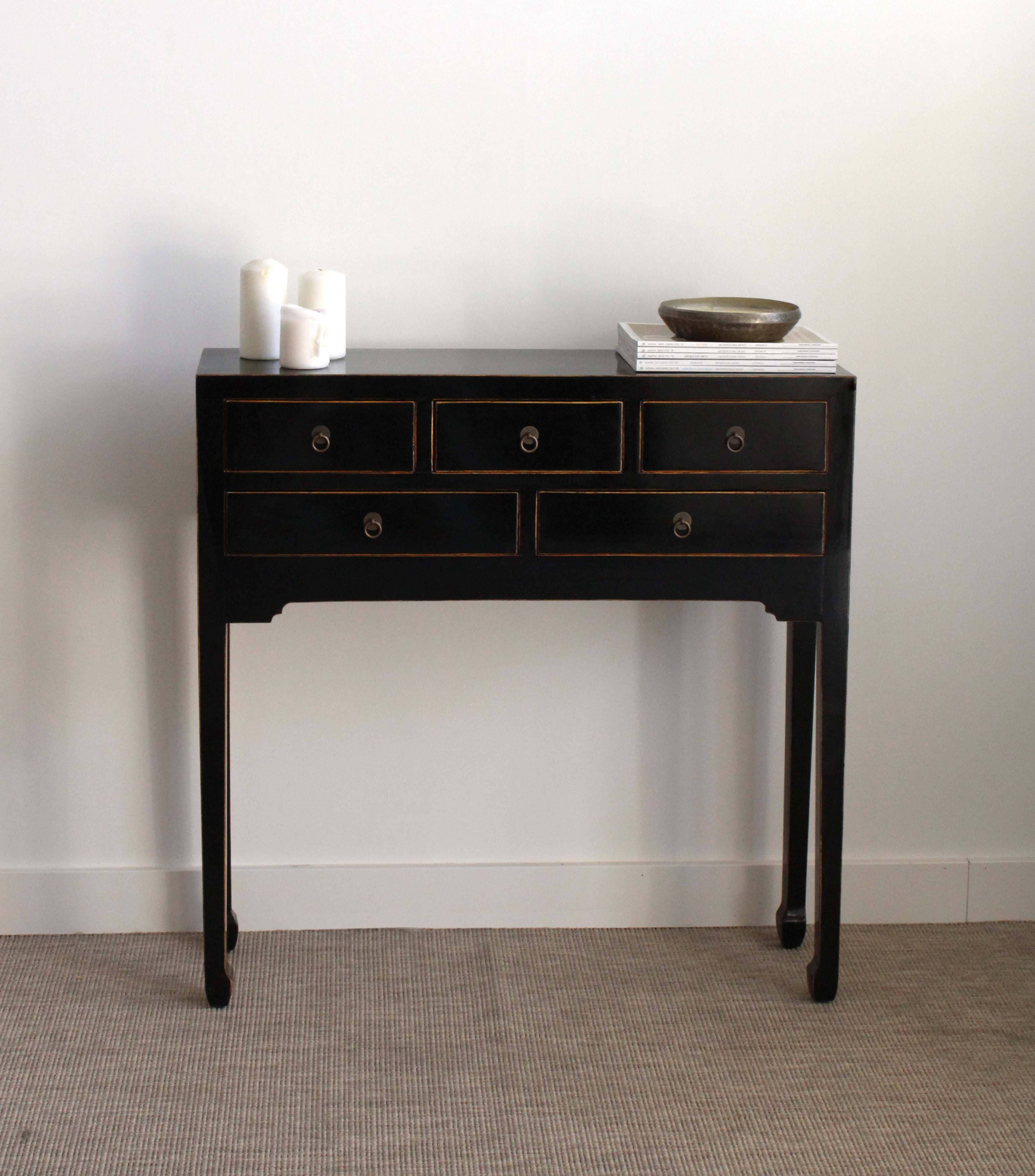 Consola Kuta – Gloss & Raffles