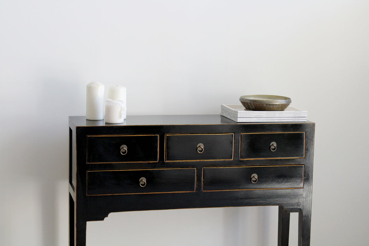 Consola Kuta – Gloss & Raffles