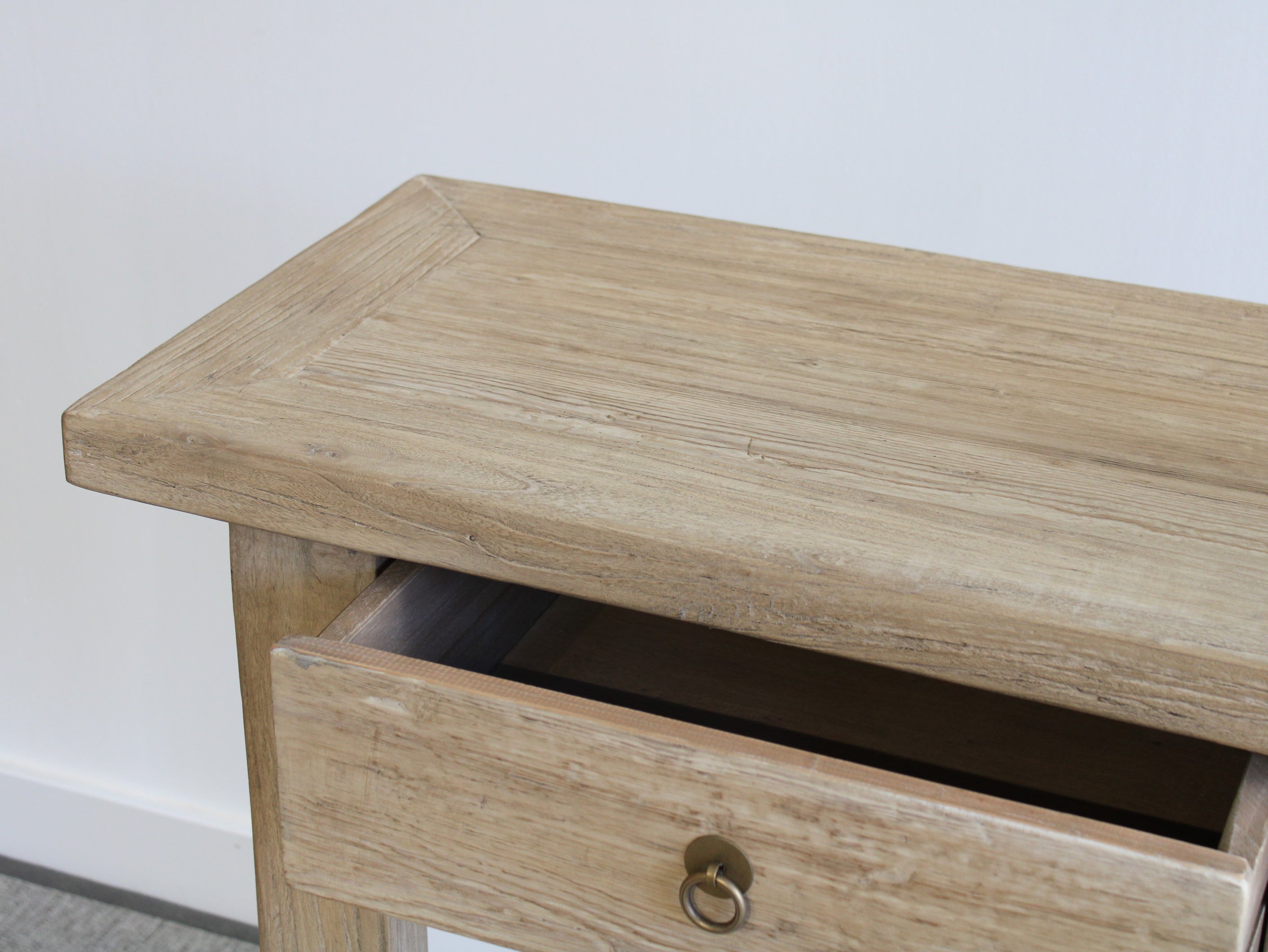 Consola Amalfi – Gloss & Raffles