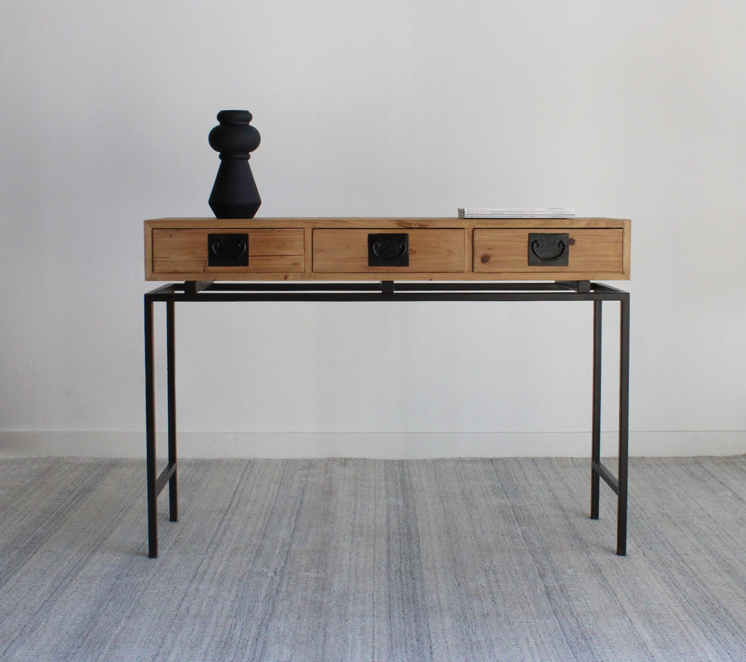 Consola Minsk – Gloss & Raffles